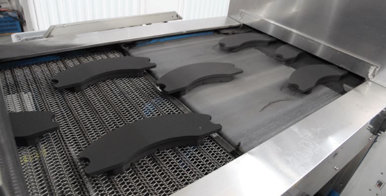 Ceramic vs semi-metallic brake pads: Key difference - Trodo.com